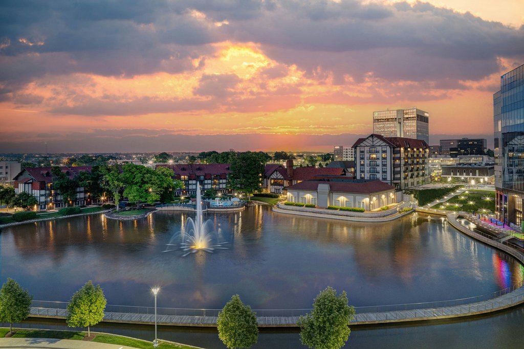 Sheraton Westport Lakeside Chalet in Maryland Heights - Trip Canvas