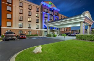 Holiday Inn Express & Suites Lebanon, TN - See Discounts