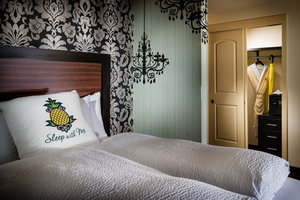 Staypineapple Maxwell Hotel Seattle, WA - See Discounts